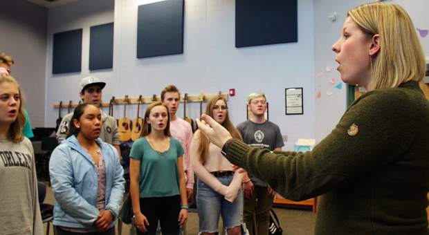 New choir teacher is reigniting Carbondale’s student choral scene (w ...